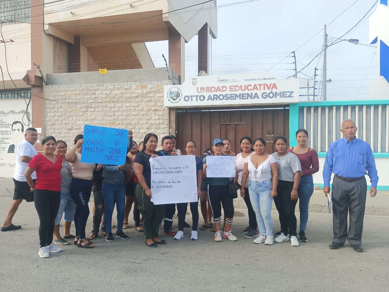 Padres de familia piden que no cambien a directora de Unidad Educativa ...